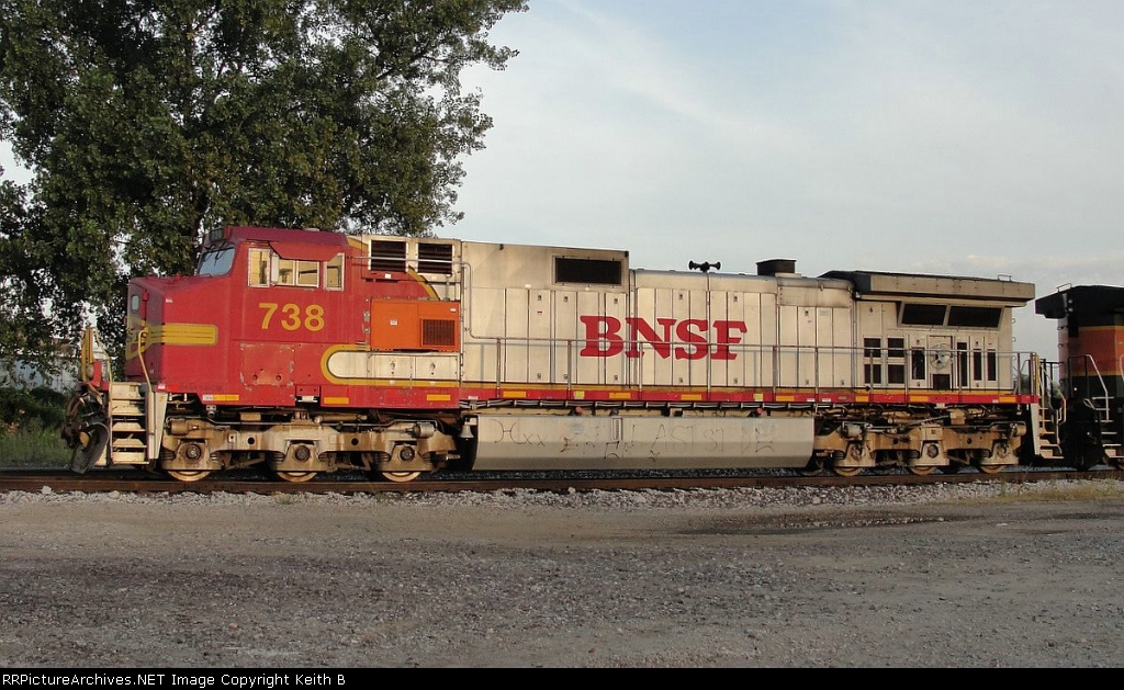 BNSF 738
